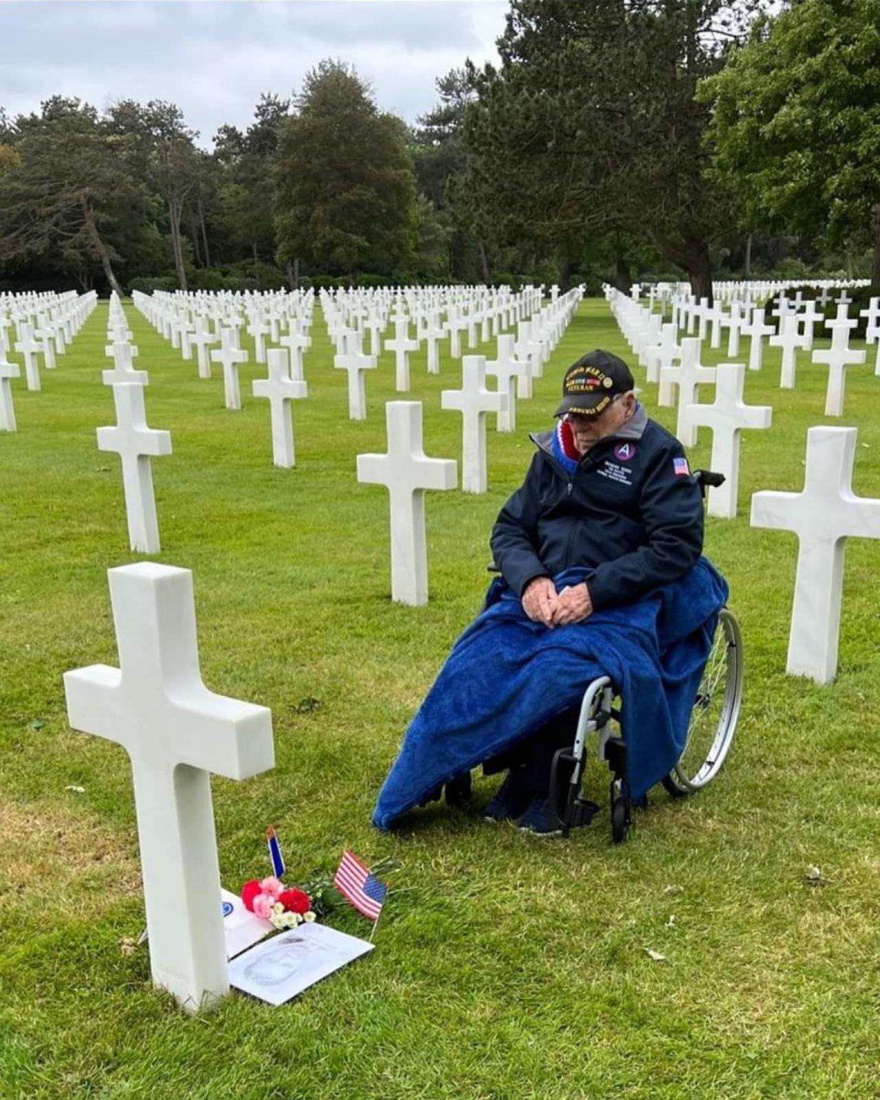 WWII veteran visits his best friend's grave for the first time at ...